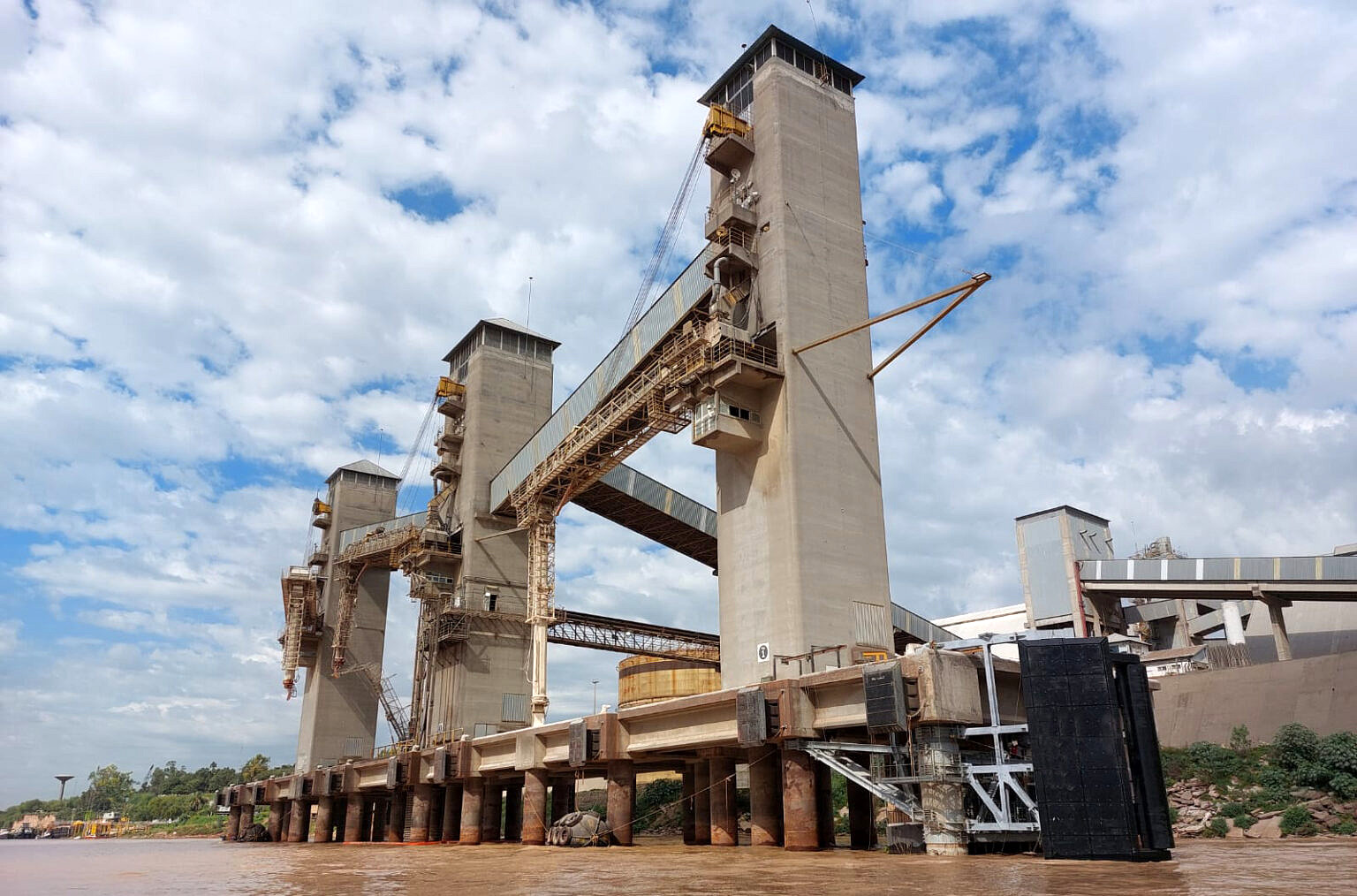 Trelleborg installs state-of-the-art Parallel Motion Fenders in port of ...